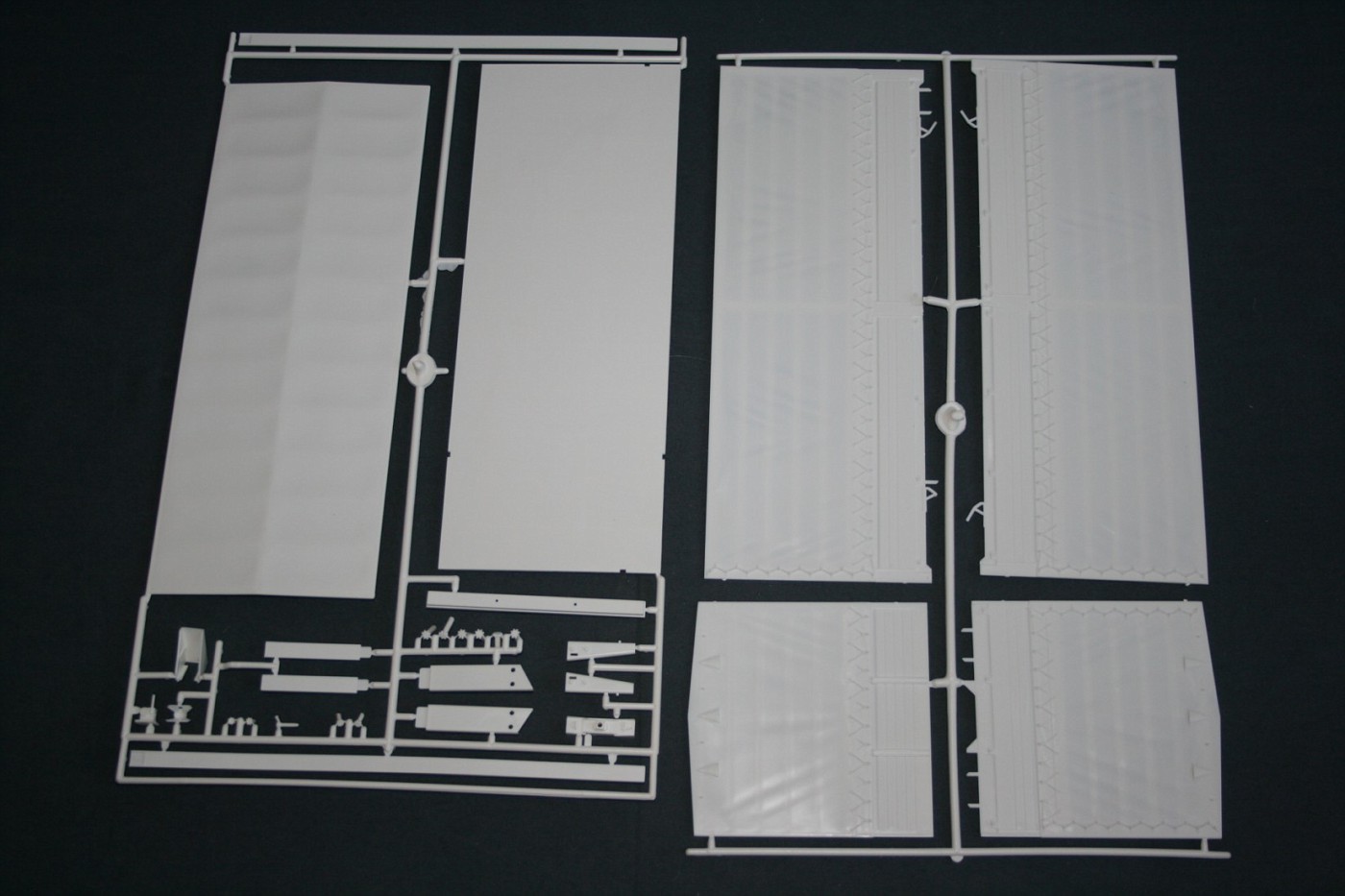 Photo: 7439 contents 6 | 07439 DAF 3300 and trailer Revell 1-24 album ...