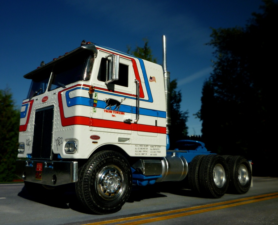 Photo: Peterbilt Pacemaker 352 dressed in the 1976 Bicentennial Patriot ...