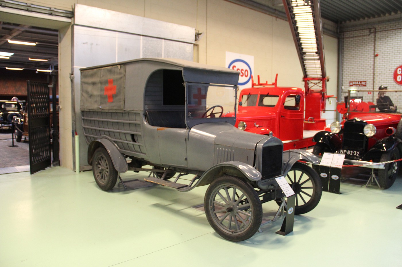 Photo: 1921 Ford Model T Ambulance 00 | DeHartogh's Museum, Hillegom/NL ...