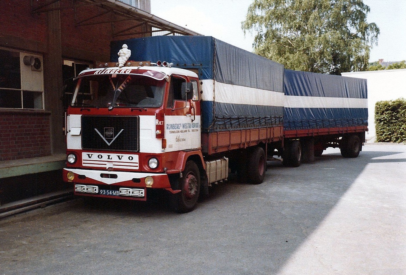 Photo: 93 54 MB Volvo F88 4x2 rigid / drawbar tilt truck | A.C ...